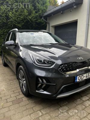 Pelēks Kia Niro 2022 Rīga, ar dzinēja tilpumu 1.60 L un nobraukumu 67 tūkst. km par 18300 €, foto 4 vietnē AUTOMOTO.COM.LV
