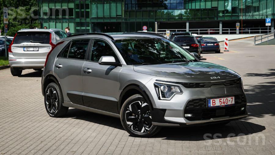 Pelēks Kia Niro 2023 Rīga, ar dzinēja tilpumu 1.60 L un nobraukumu 86 tūkst. km par 25950 €, foto 1 vietnē AUTOMOTO.COM.LV