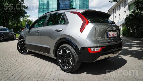 Pelēks Kia Niro 2023 Rīga, ar dzinēja tilpumu 1.60 L un nobraukumu 86 tūkst. km par 25950 €, foto 8 vietnē AUTOMOTO.COM.LV
