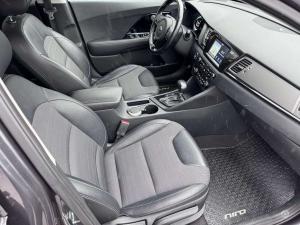 Grey Kia Niro 2018 in Vilnius, with an engine capacity of 1.60 L and mileage of 124 thousand km for 12850 €, photo 9 on AUTOMOTO.COM.LV