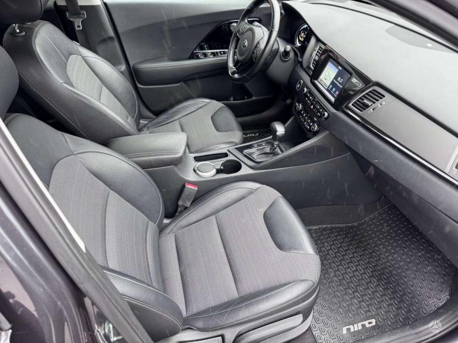 Grey Kia Niro 2018 in Vilnius, with an engine capacity of 1.60 L and mileage of 124 thousand km for 12850 €, photo 9 on AUTOMOTO.COM.LV