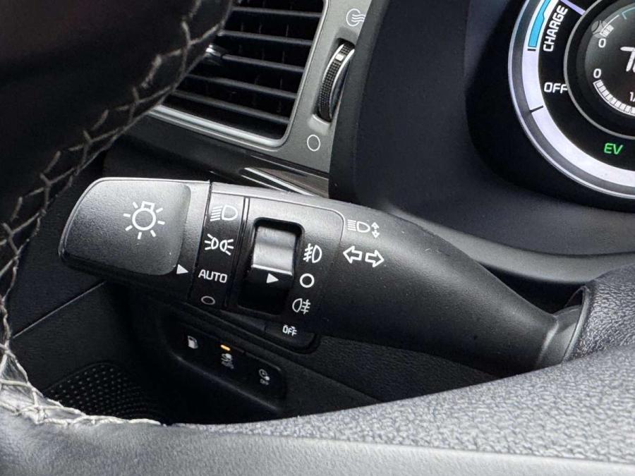 Grey Kia Niro 2018 in Vilnius, with an engine capacity of 1.60 L and mileage of 124 thousand km for 12850 €, photo 17 on AUTOMOTO.COM.LV