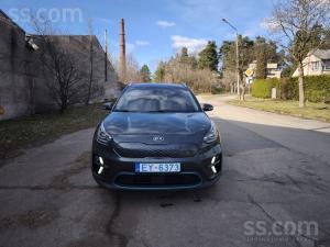 Grey Kia Niro 2019 in Riga, with an engine capacity of 0.00 L and mileage of 199 thousand km for 15500 €, photo 3 on AUTOMOTO.COM.LV