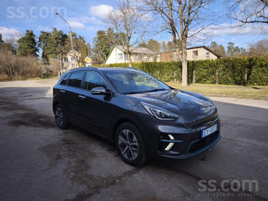 Grey Kia Niro 2019 in Riga, with an engine capacity of 0.00 L and mileage of 199 thousand km for 15500 €, photo 4 on AUTOMOTO.COM.LV