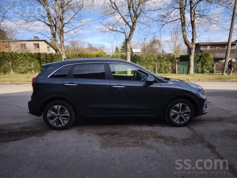 Grey Kia Niro 2019 in Riga, with an engine capacity of 0.00 L and mileage of 199 thousand km for 15500 €, photo 5 on AUTOMOTO.COM.LV