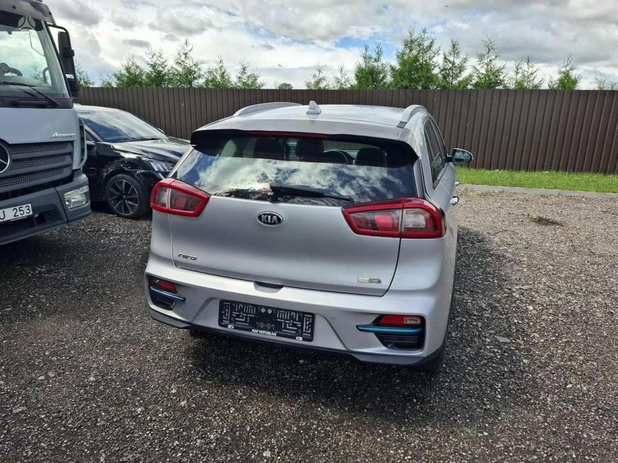 Grey Kia Niro 2019 in Marijampole, with an engine capacity of 0.00 L and mileage of 215 thousand km for 7300 €, photo 4 on AUTOMOTO.COM.LV