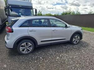 Grey Kia Niro 2019 in Marijampole, with an engine capacity of 0.00 L and mileage of 215 thousand km for 7300 €, photo 6 on AUTOMOTO.COM.LV