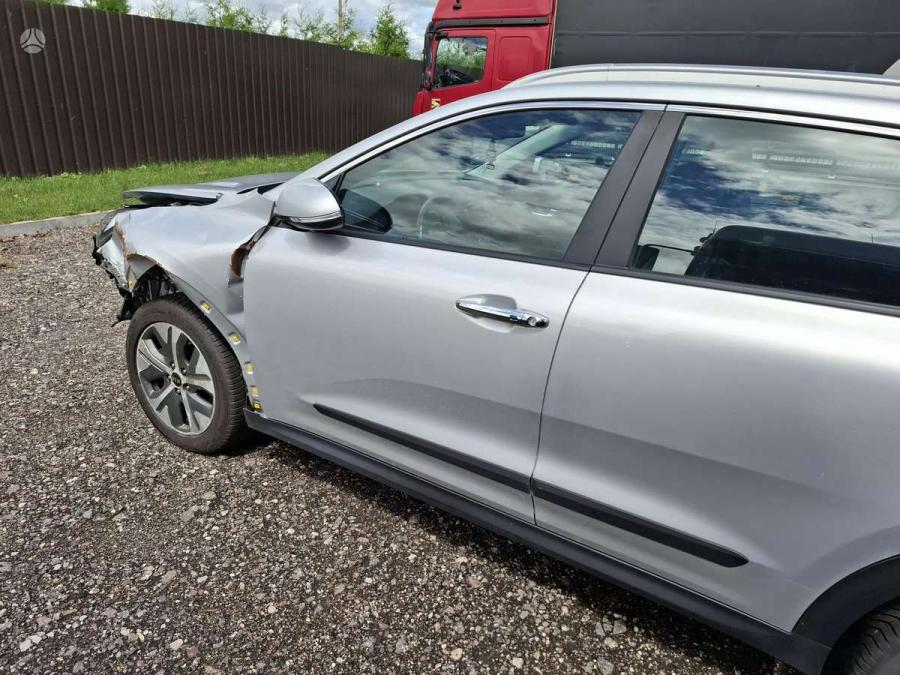 Grey Kia Niro 2019 in Marijampole, with an engine capacity of 0.00 L and mileage of 215 thousand km for 7300 €, photo 8 on AUTOMOTO.COM.LV