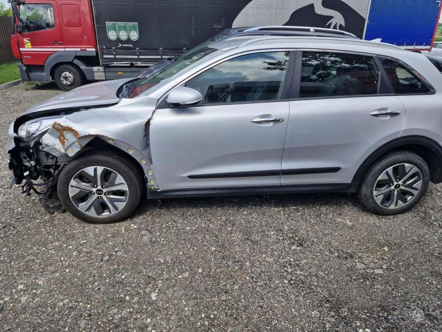 Grey Kia Niro 2019 in Marijampole, with an engine capacity of 0.00 L and mileage of 215 thousand km for 7300 €, photo 10 on AUTOMOTO.COM.LV