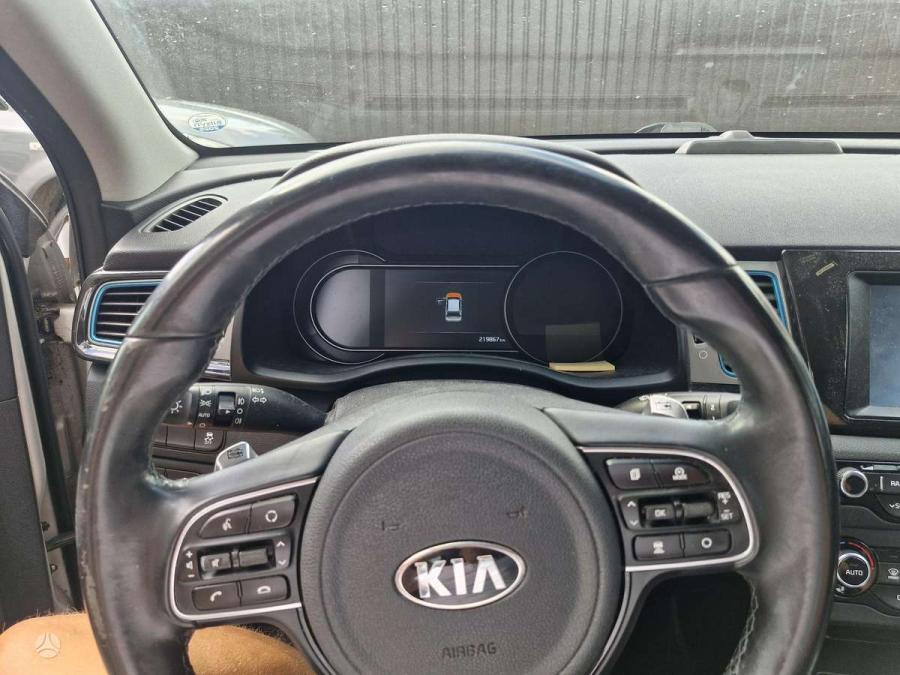 Grey Kia Niro 2019 in Marijampole, with an engine capacity of 0.00 L and mileage of 215 thousand km for 7300 €, photo 14 on AUTOMOTO.COM.LV