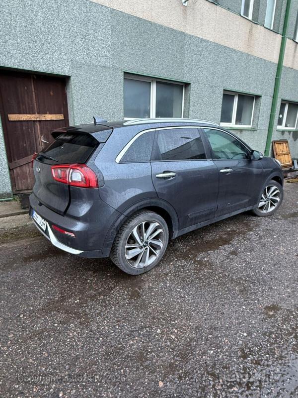 Grey Kia Niro 2016 in Tallinn, with an engine capacity of 1.60 L and mileage of 151 thousand km for 12000 €, photo 1 on AUTOMOTO.COM.LV