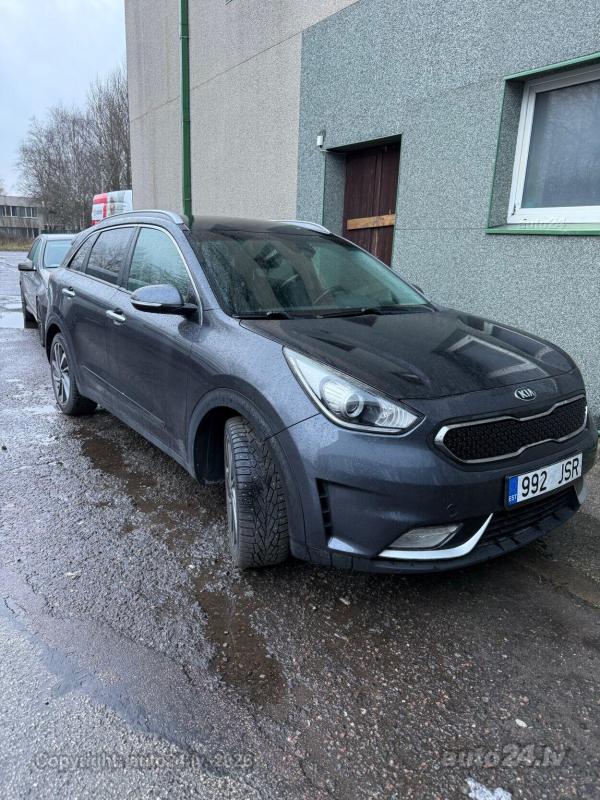 Grey Kia Niro 2016 in Tallinn, with an engine capacity of 1.60 L and mileage of 151 thousand km for 12000 €, photo 2 on AUTOMOTO.COM.LV