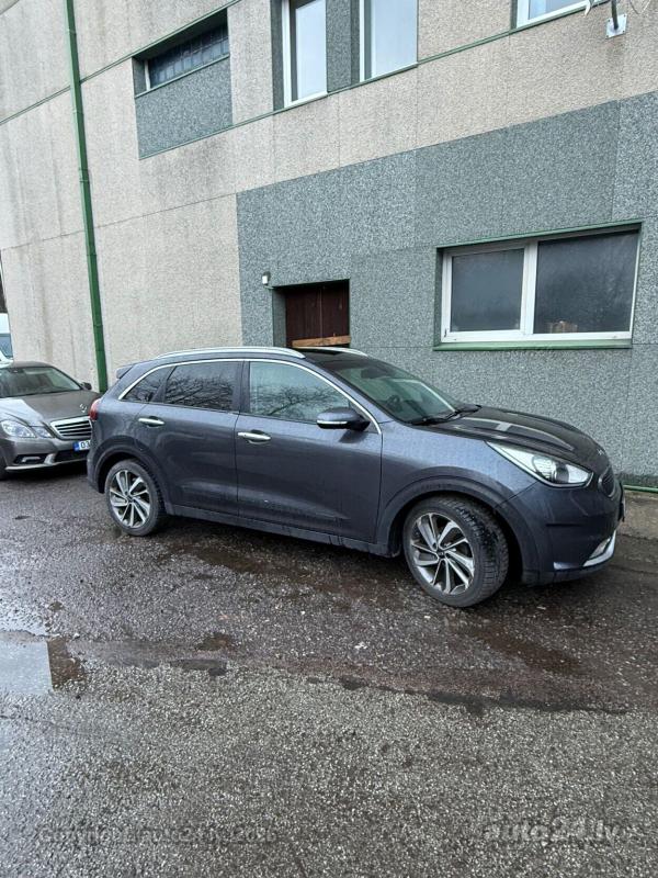 Grey Kia Niro 2016 in Tallinn, with an engine capacity of 1.60 L and mileage of 151 thousand km for 12000 €, photo 3 on AUTOMOTO.COM.LV