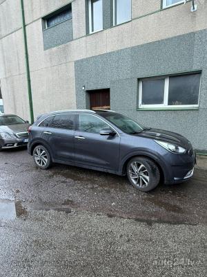 Pelēks Kia Niro 2016 Tallina, ar dzinēja tilpumu 1.60 L un nobraukumu 151 tūkst. km par 12000 €, foto 3 vietnē AUTOMOTO.COM.LV