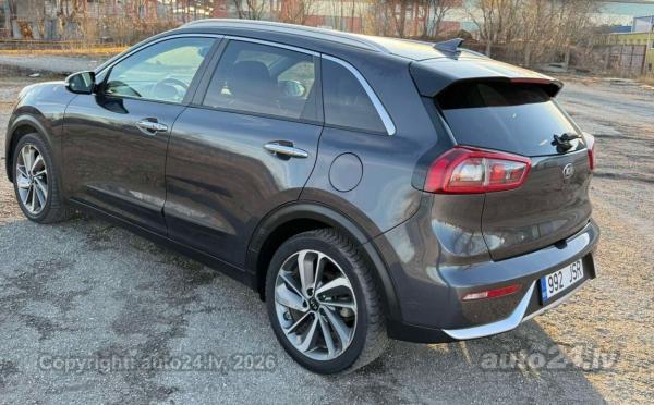 Grey Kia Niro 2016 in Tallinn, with an engine capacity of 1.60 L and mileage of 153 thousand km for 11500 €, photo 4 on AUTOMOTO.COM.LV