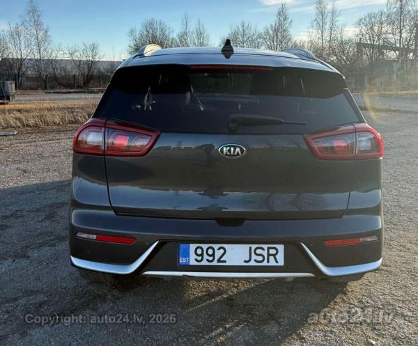 Grey Kia Niro 2016 in Tallinn, with an engine capacity of 1.60 L and mileage of 153 thousand km for 11500 €, photo 5 on AUTOMOTO.COM.LV
