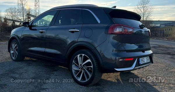 Grey Kia Niro 2016 in Tallinn, with an engine capacity of 1.60 L and mileage of 153 thousand km for 11500 €, photo 6 on AUTOMOTO.COM.LV