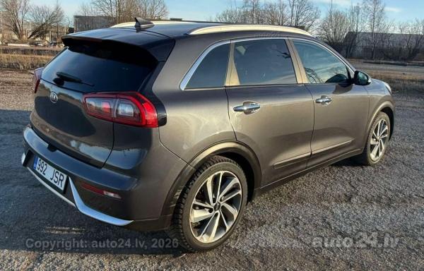 Grey Kia Niro 2016 in Tallinn, with an engine capacity of 1.60 L and mileage of 153 thousand km for 11500 €, photo 7 on AUTOMOTO.COM.LV