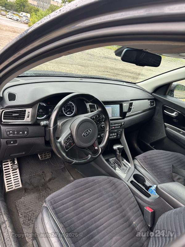 Pelēks Kia Niro 2016 Tallina, ar dzinēja tilpumu 1.60 L un nobraukumu 161 tūkst. km par 9999 €, foto 6 vietnē AUTOMOTO.COM.LV