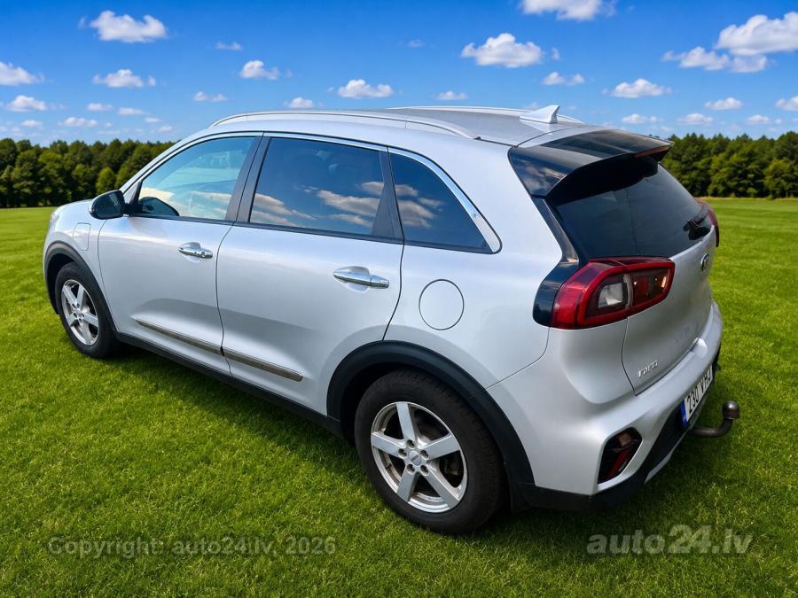 Pelēks Kia Niro 2018 Tallina, ar dzinēja tilpumu 1.60 L un nobraukumu 141 tūkst. km par 11900 €, foto 4 vietnē AUTOMOTO.COM.LV