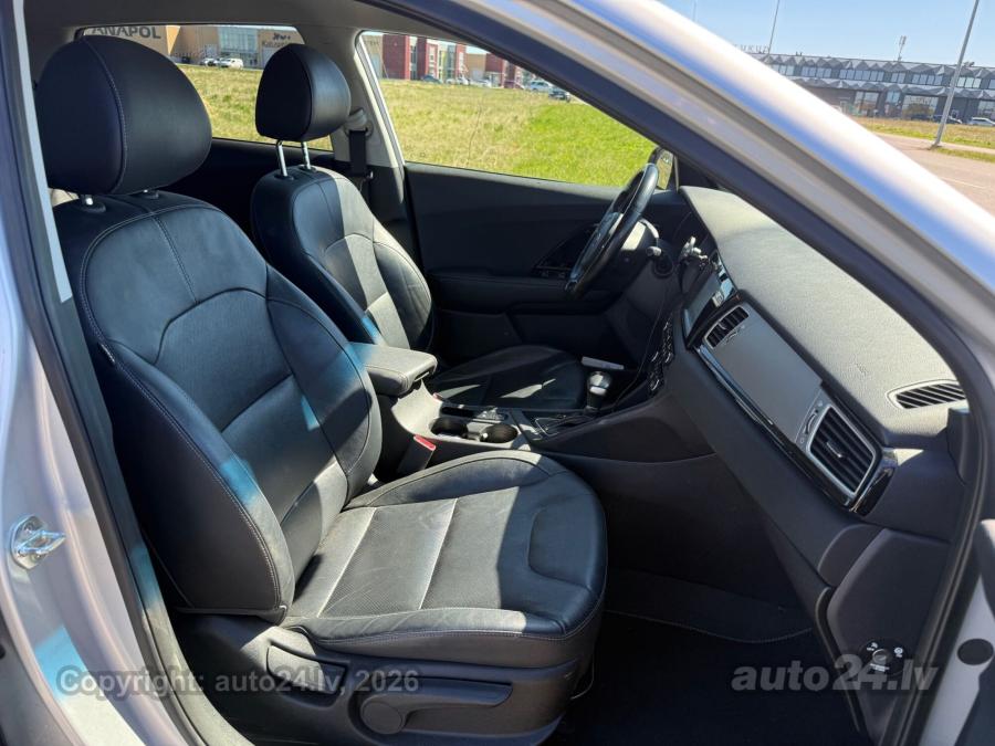 Pelēks Kia Niro 2018 Tallina, ar dzinēja tilpumu 1.60 L un nobraukumu 141 tūkst. km par 11900 €, foto 18 vietnē AUTOMOTO.COM.LV