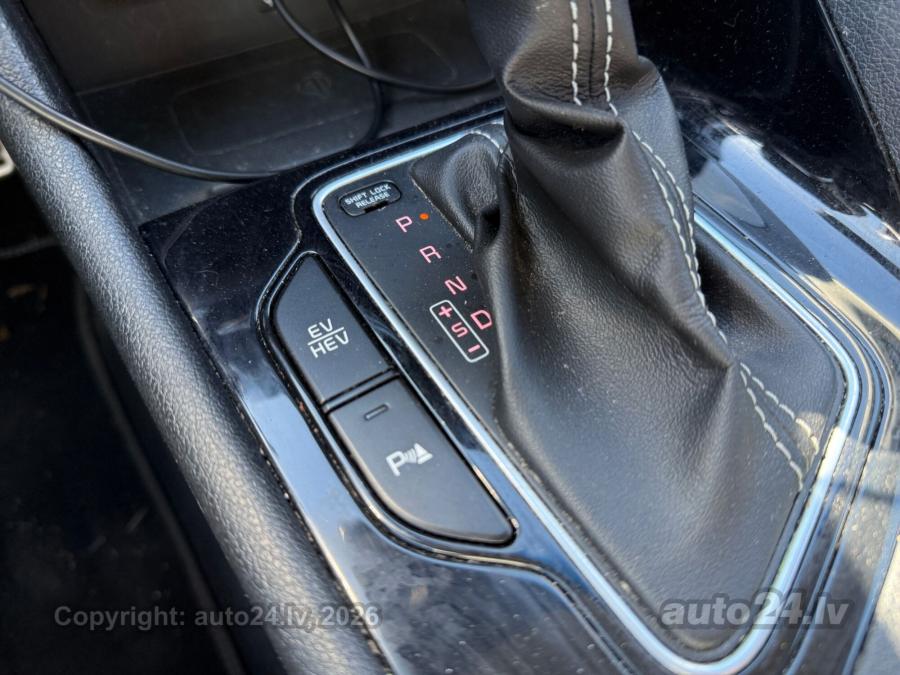 Pelēks Kia Niro 2018 Tallina, ar dzinēja tilpumu 1.60 L un nobraukumu 141 tūkst. km par 11900 €, foto 25 vietnē AUTOMOTO.COM.LV