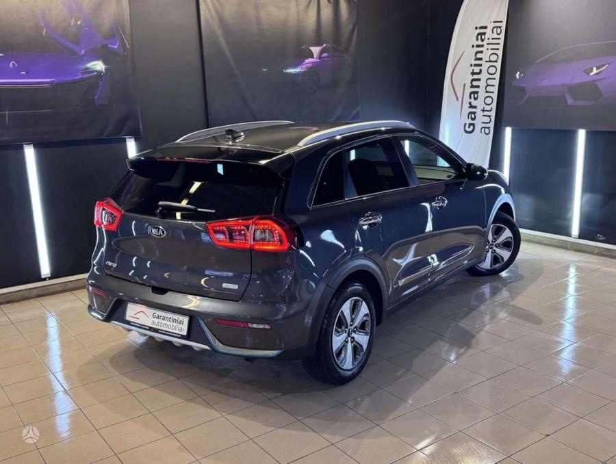 Grey Kia Niro 2018 in Vilnius, with an engine capacity of 1.60 L and mileage of 124 thousand km for 12850 €, photo 3 on AUTOMOTO.COM.LV