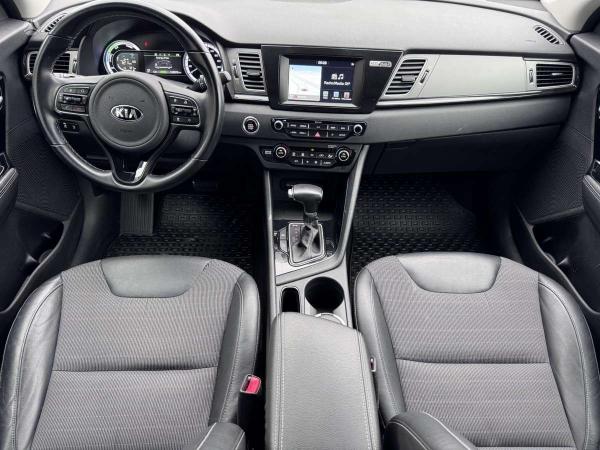 Grey Kia Niro 2018 in Vilnius, with an engine capacity of 1.60 L and mileage of 124 thousand km for 12850 €, photo 7 on AUTOMOTO.COM.LV