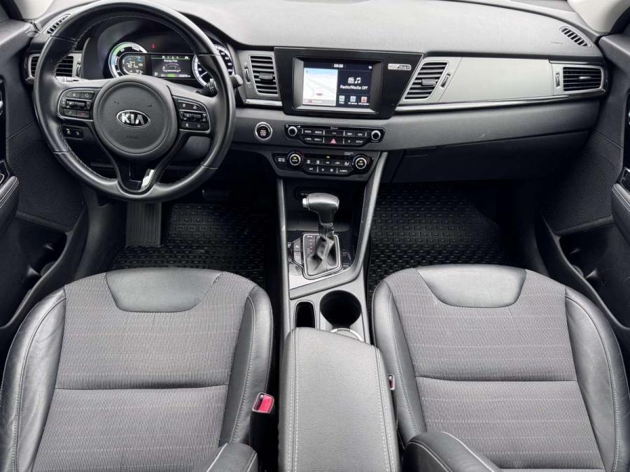 Grey Kia Niro 2018 in Vilnius, with an engine capacity of 1.60 L and mileage of 124 thousand km for 12850 €, photo 8 on AUTOMOTO.COM.LV