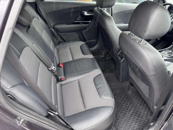 Grey Kia Niro 2018 in Vilnius, with an engine capacity of 1.60 L and mileage of 124 thousand km for 12850 €, photo 9 on AUTOMOTO.COM.LV