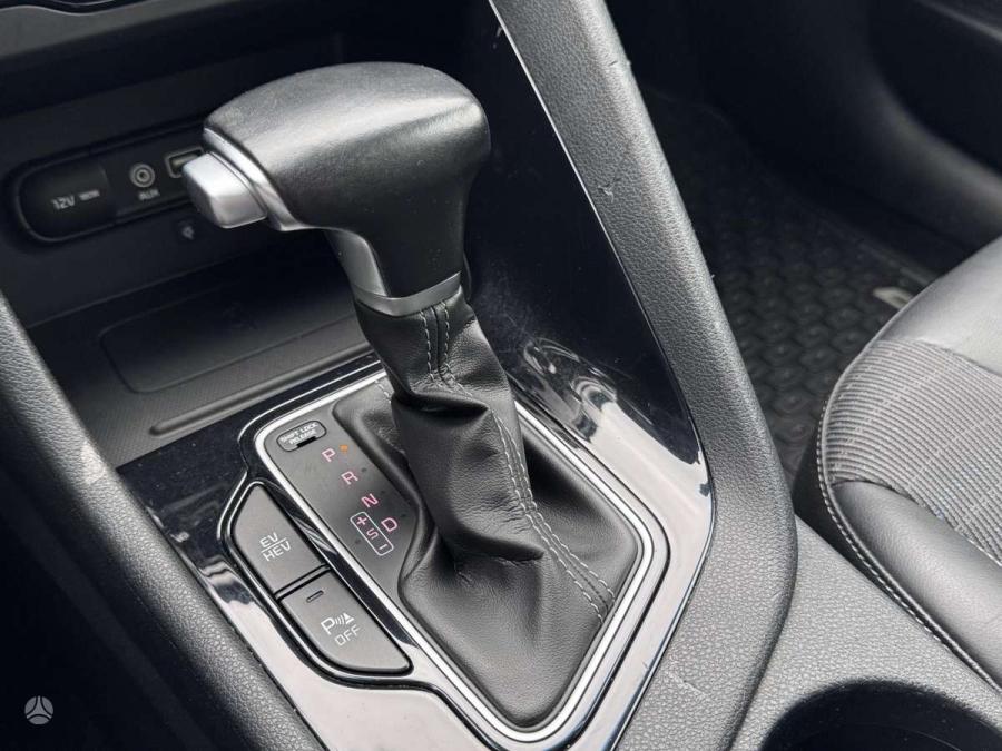 Grey Kia Niro 2018 in Vilnius, with an engine capacity of 1.60 L and mileage of 124 thousand km for 12850 €, photo 29 on AUTOMOTO.COM.LV
