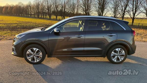 Pelēks Kia Niro 2020 Tallina, ar dzinēja tilpumu 0.00 L un nobraukumu 130 tūkst. km par 19490 €, foto 2 vietnē AUTOMOTO.COM.LV