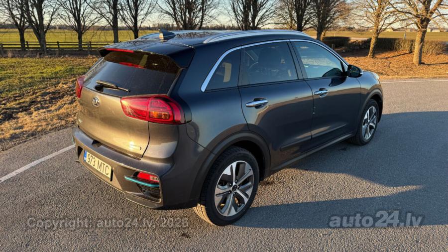 Grey Kia Niro 2020 in Tallinn, with an engine capacity of 0.00 L and mileage of 130 thousand km for 19490 €, photo 5 on AUTOMOTO.COM.LV