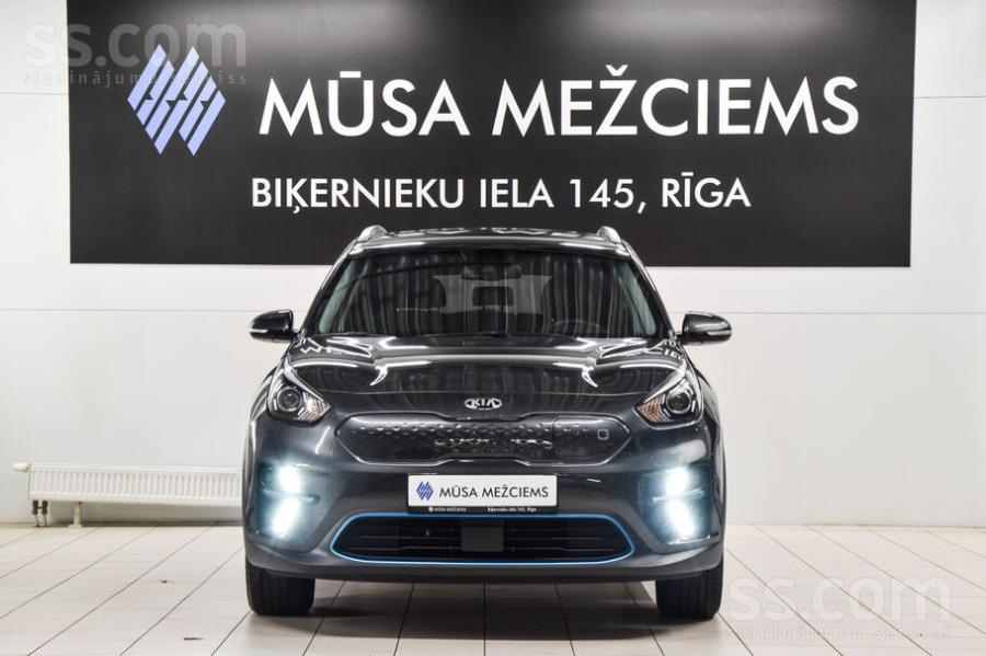 Grey Kia Niro 2021 in Riga, with an engine capacity of 0.00 L and mileage of 43 thousand km for 21990 €, photo 3 on AUTOMOTO.COM.LV