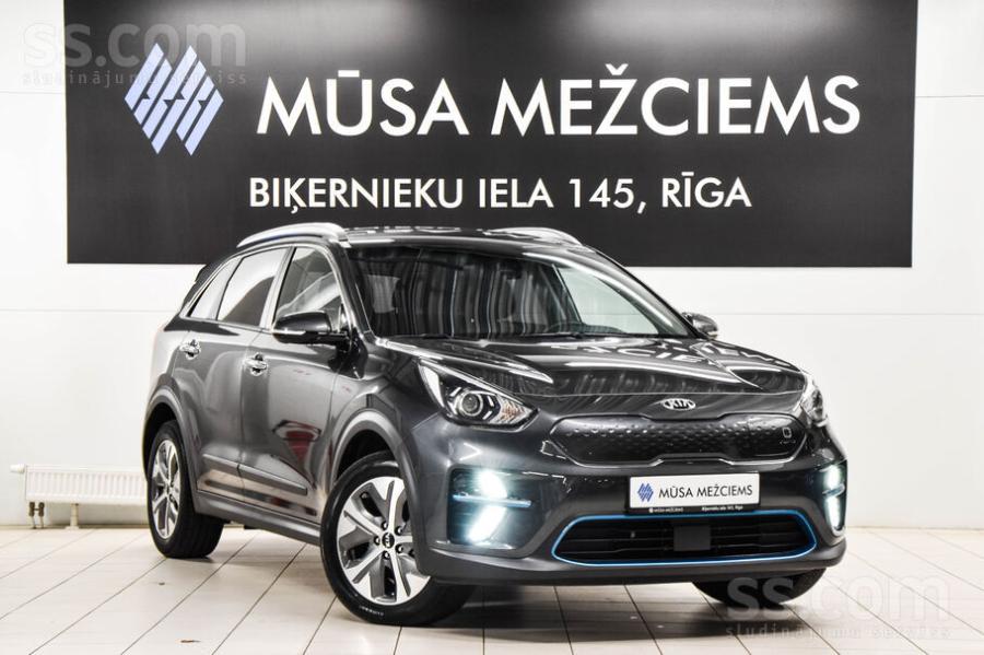 Grey Kia Niro 2021 in Riga, with an engine capacity of 0.00 L and mileage of 43 thousand km for 21990 €, photo 4 on AUTOMOTO.COM.LV