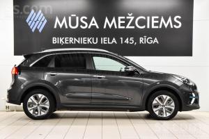 Grey Kia Niro 2021 in Riga, with an engine capacity of 0.00 L and mileage of 43 thousand km for 21990 €, photo 5 on AUTOMOTO.COM.LV