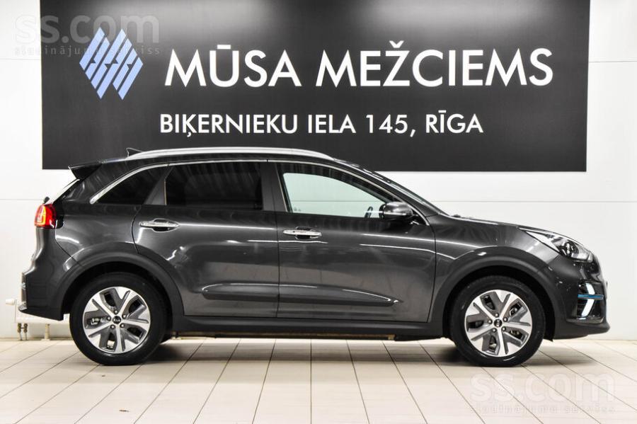 Grey Kia Niro 2021 in Riga, with an engine capacity of 0.00 L and mileage of 43 thousand km for 21990 €, photo 5 on AUTOMOTO.COM.LV