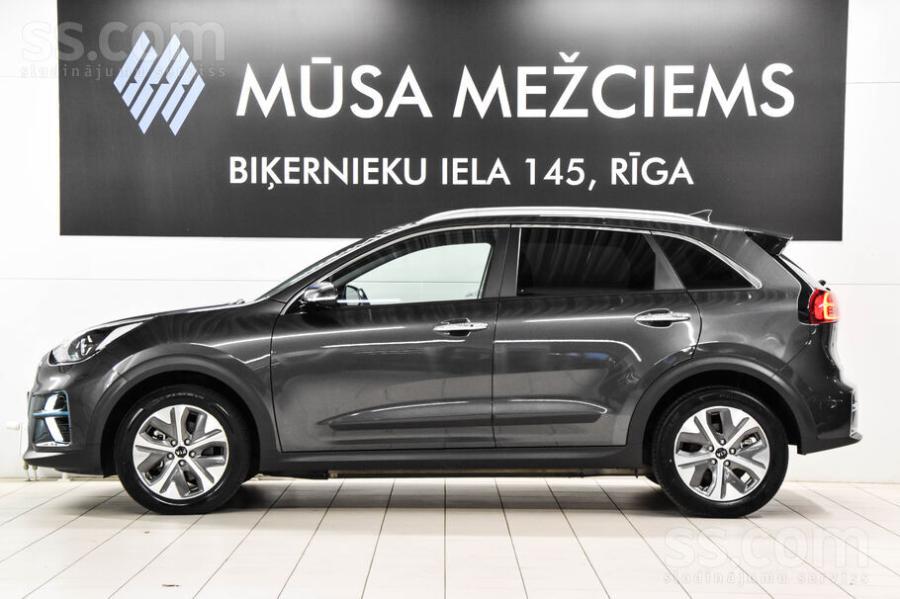 Grey Kia Niro 2021 in Riga, with an engine capacity of 0.00 L and mileage of 43 thousand km for 21990 €, photo 6 on AUTOMOTO.COM.LV