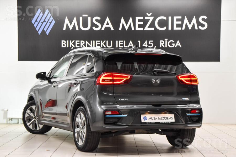 Grey Kia Niro 2021 in Riga, with an engine capacity of 0.00 L and mileage of 43 thousand km for 21990 €, photo 7 on AUTOMOTO.COM.LV