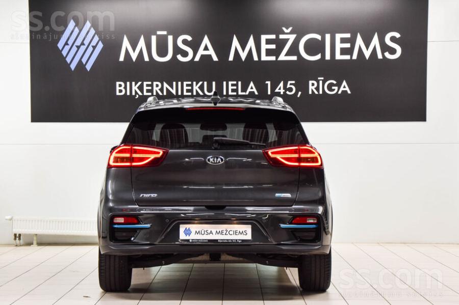 Grey Kia Niro 2021 in Riga, with an engine capacity of 0.00 L and mileage of 43 thousand km for 21990 €, photo 8 on AUTOMOTO.COM.LV