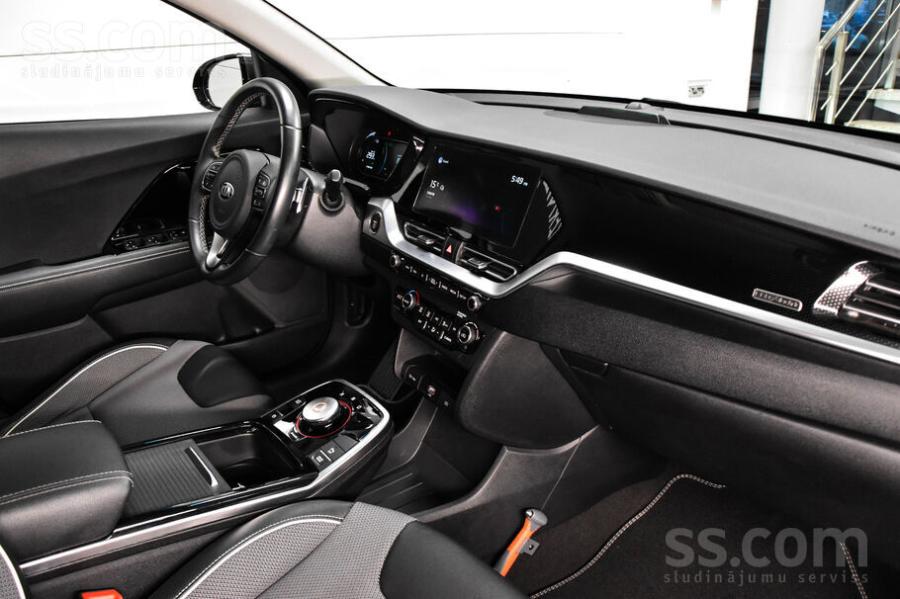Grey Kia Niro 2021 in Riga, with an engine capacity of 0.00 L and mileage of 43 thousand km for 21990 €, photo 15 on AUTOMOTO.COM.LV