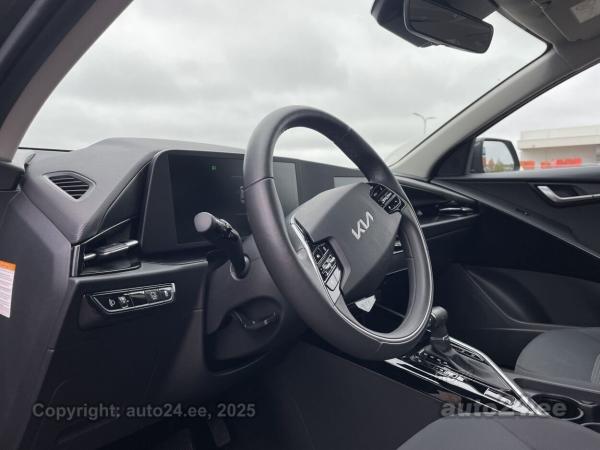 Grey Kia Niro 2022 in Tallinn, with an engine capacity of 1.60 L and mileage of 15 thousand km for 24900 €, photo 11 on AUTOMOTO.COM.LV