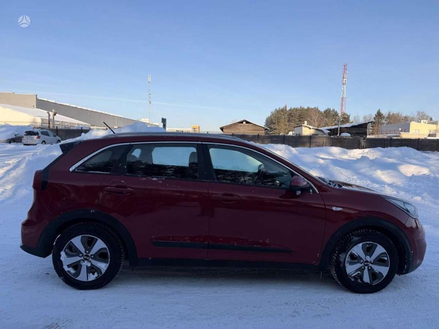 Red Kia Niro 2017 in Vilnius, with an engine capacity of 1.59 L and mileage of 223 thousand km for 10950 €, photo 2 on AUTOMOTO.COM.LV