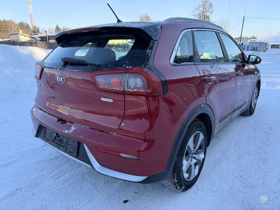 Red Kia Niro 2017 in Vilnius, with an engine capacity of 1.59 L and mileage of 223 thousand km for 10950 €, photo 4 on AUTOMOTO.COM.LV