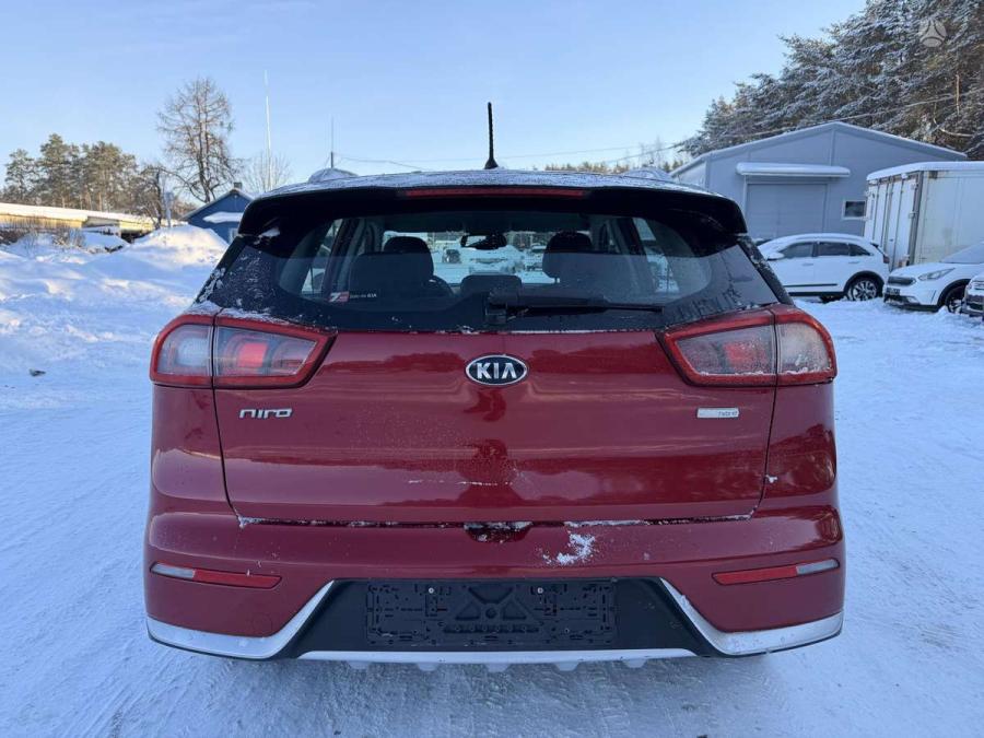 Red Kia Niro 2017 in Vilnius, with an engine capacity of 1.59 L and mileage of 223 thousand km for 10950 €, photo 5 on AUTOMOTO.COM.LV