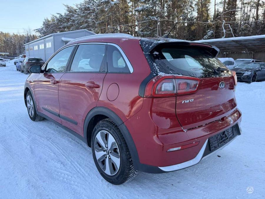 Red Kia Niro 2017 in Vilnius, with an engine capacity of 1.59 L and mileage of 223 thousand km for 10950 €, photo 8 on AUTOMOTO.COM.LV