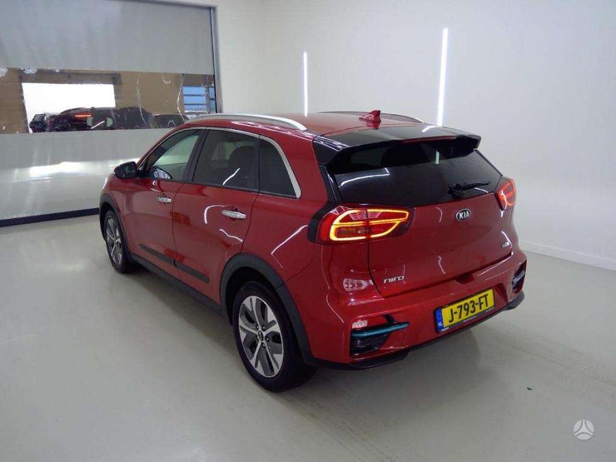 Red Kia Niro 2020 in Vilnius, with an engine capacity of 0.00 L and mileage of 139 thousand km for 15851 €, photo 5 on AUTOMOTO.COM.LV