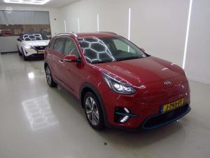 Red Kia Niro 2020 in Vilnius, with an engine capacity of 0.00 L and mileage of 139 thousand km for 15851 €, photo 6 on AUTOMOTO.COM.LV