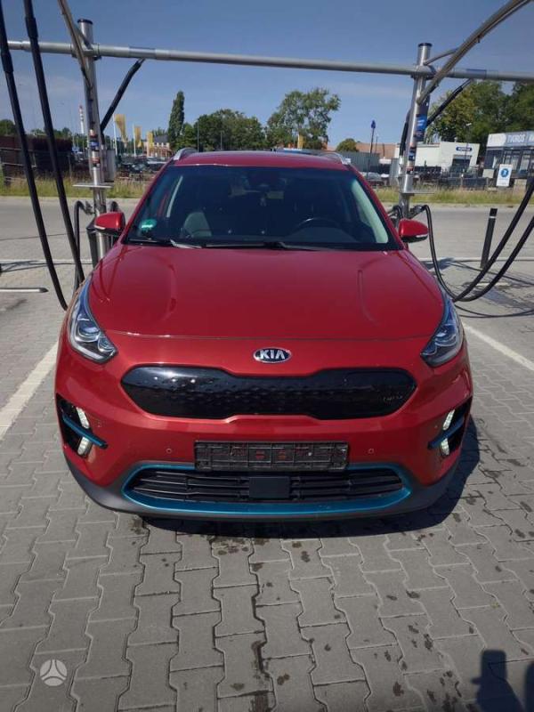 Red Kia Niro 2020 in Klaipeda, with an engine capacity of 0.00 L and mileage of 163 thousand km for 17500 €, photo 4 on AUTOMOTO.COM.LV