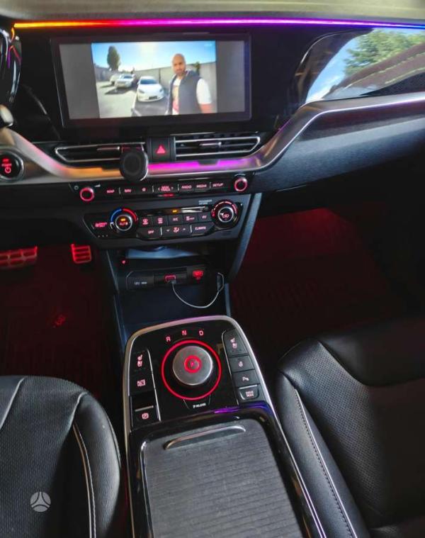 Red Kia Niro 2020 in Klaipeda, with an engine capacity of 0.00 L and mileage of 163 thousand km for 17500 €, photo 7 on AUTOMOTO.COM.LV